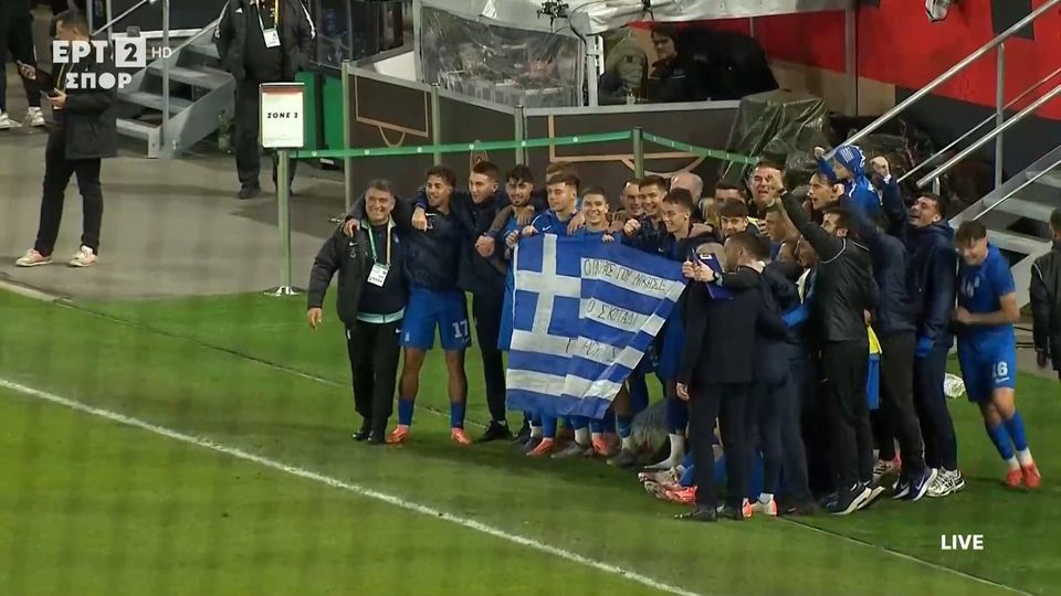 Οι παίκτες της Εθνικής φωτογραφήθηκαν με την ελληνική σημαία μετά τον ...