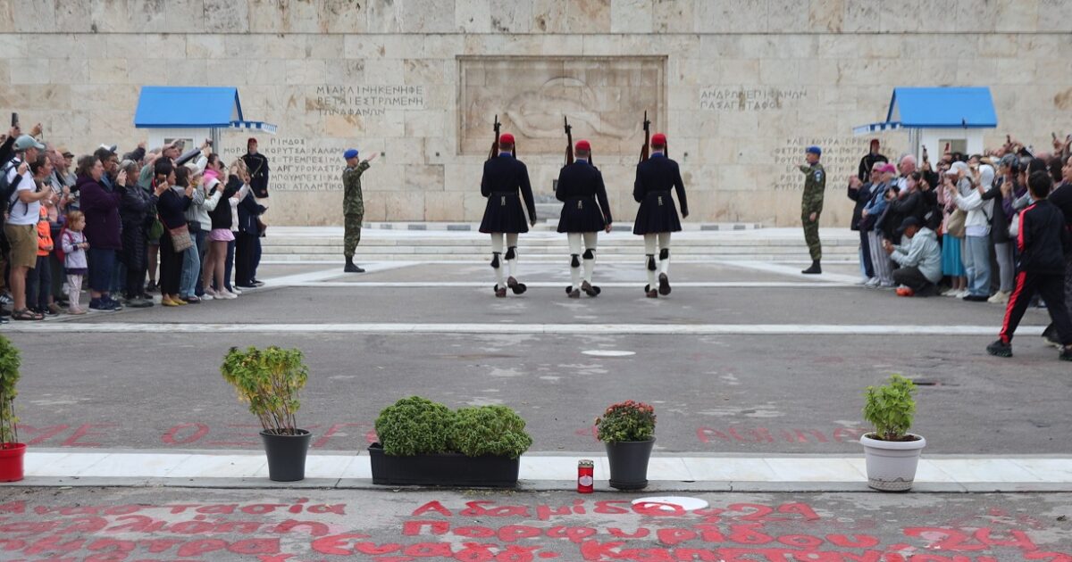 Μνημείο Άγνωστου Στρατιώτη: Ο καθαρισμός και η συντήρηση στο υπουργείο ...