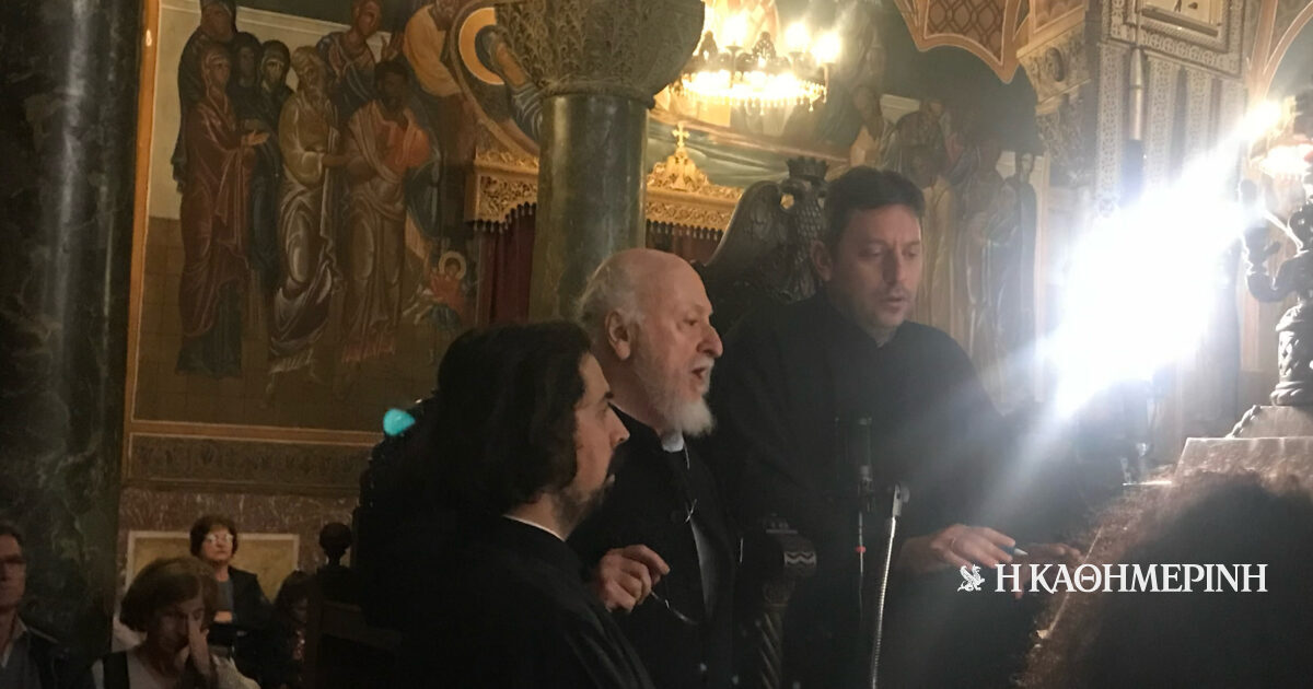 Οταν ο Διονύσης Σαββόπουλος έψαλλε στο Κολωνάκι - otan o dionysis ...