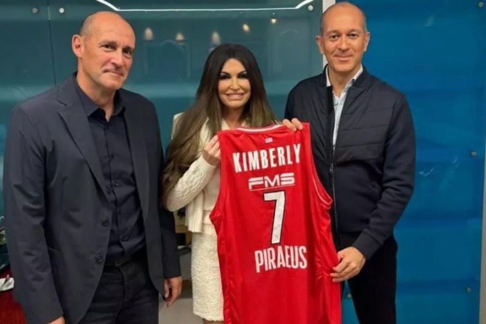 Η ΚΑΕ Ολυμπιακός έδωσε στην Κίμπερλι Γκίλφοϊλ φανέλα με το όνομά της ...