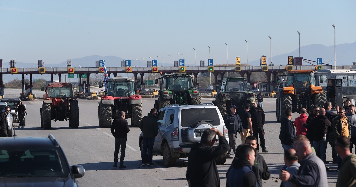 Νέα μπλόκα από τους αγρότες: Έκλεισε ο δρόμος στα Μάλγαρα ...