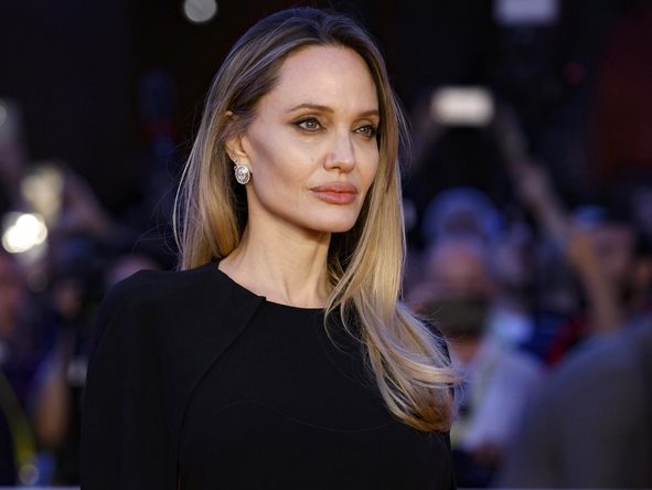 Angelina Jolie: Αποκαλύπτει για πρώτη φορά την ουλή από την μαστεκτομή ...