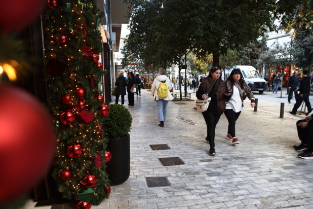 Εορταστικό ωράριο: Ανοιχτά σήμερα τα καταστήματα και τα σούπερ μάρκετ ...