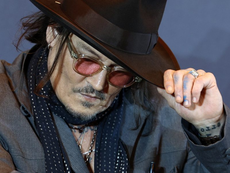 Λαμπερό καστ στο πλευρό του Johnny Depp για το Ebenezer A Christmas ...