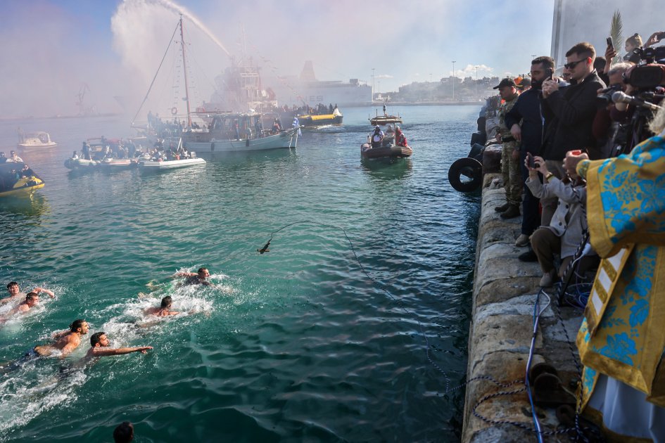 Θεοφάνια: Η μεγάλη γιορτή της βάπτισης του Κυρίου, της φανέρωσης της ...