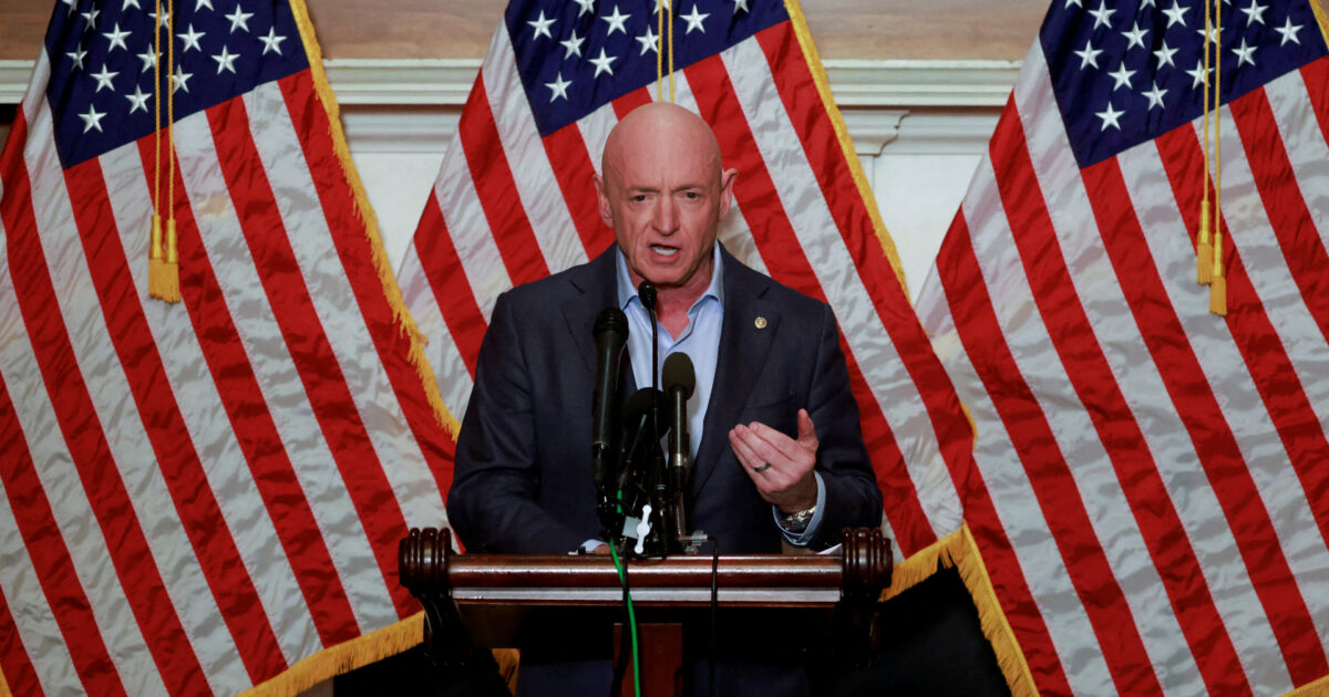 Ο γερουσιαστής Μαρκ Κέλι μηνύει τον Χέγκσεθ που τον κατηγόρησε για ...