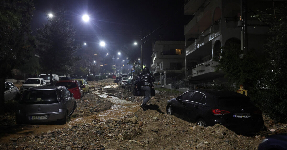 Κακοκαιρία: Βομβαρδισμένο τοπίο η Ανω Γλυφάδα με δρόμους χείμαρρους και ...